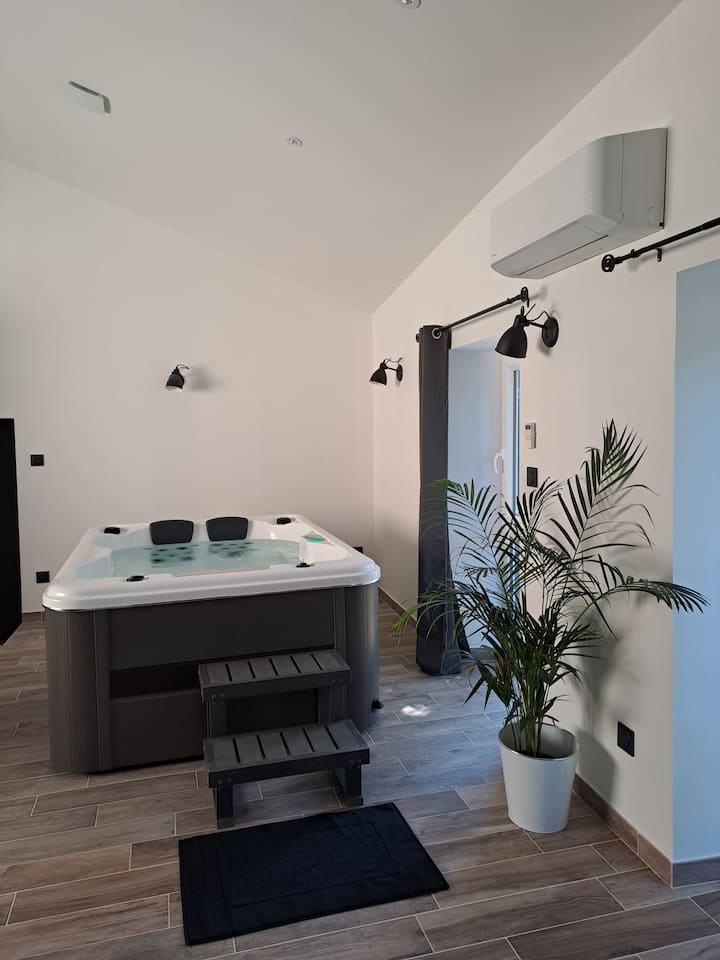 Maison Chaleureuse Avec Jacuzzi Intérieur - Privas