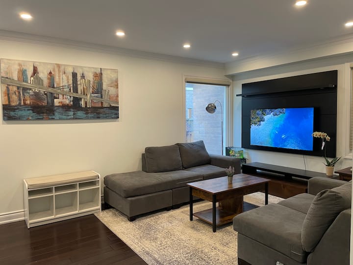 Modern Main Floor 3-bdrm Apt Backing Onto A Park - Mississauga