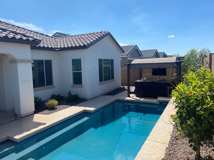 Cheerful 4 Bedroom With Heated Pool & Hot Tub - Queen Creek