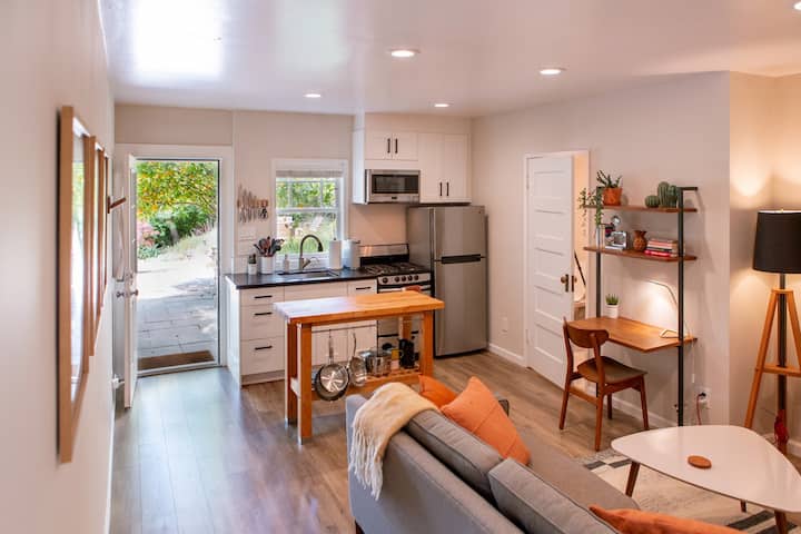 Mid-century Apartment With Large Backyard - Oakland, CA