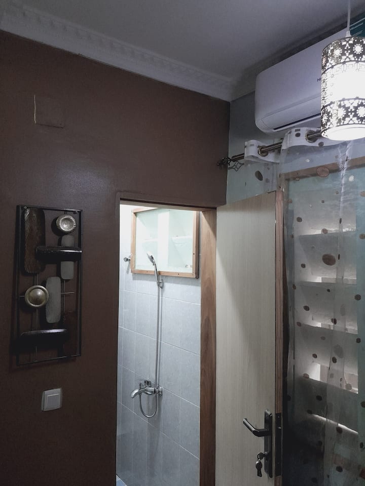 Studio Avec Chambre, Douche, Clim, Wifi & Cuisine - Kinshasa