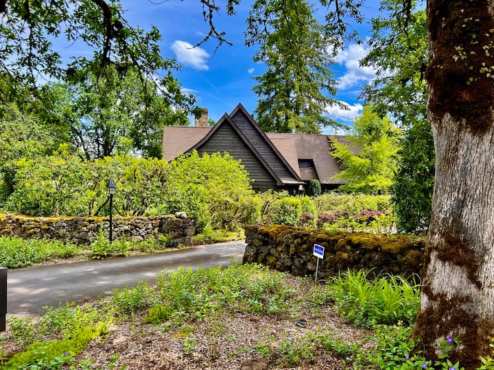 Executive Adu By Country Club - 31 Days Or More - Oregon