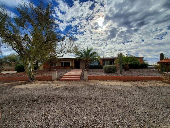 Cheerful 3 Bedroom Home With Beautiful Backyard - Oro Valley, AZ