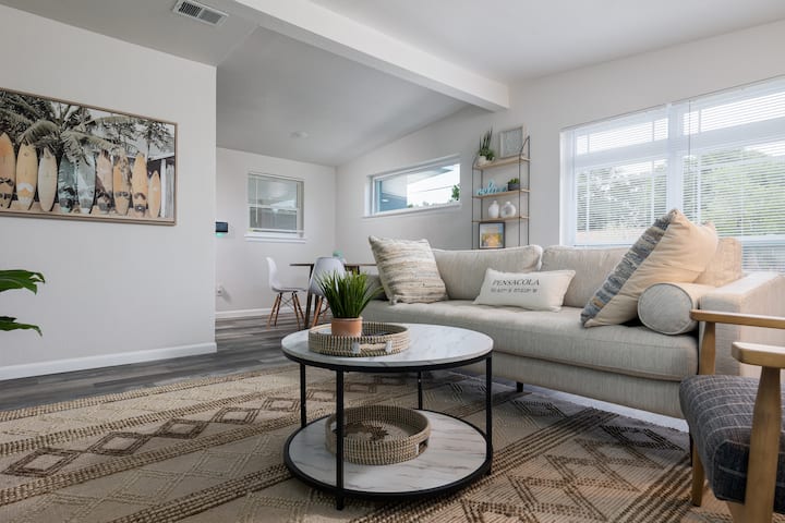Cozy Mid-century Coastal 3 Br Vacation House - Pensacola, FL