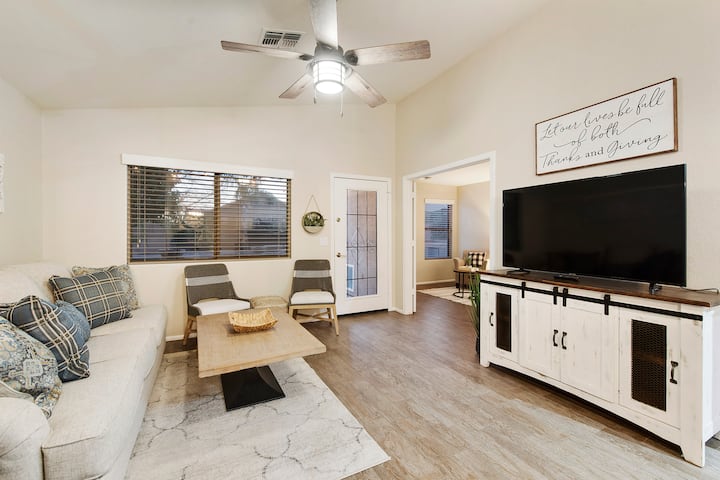 Cute 3 Bedroom Home With Outdoor Kitchen, Sleeps 6 - Glendale, AZ