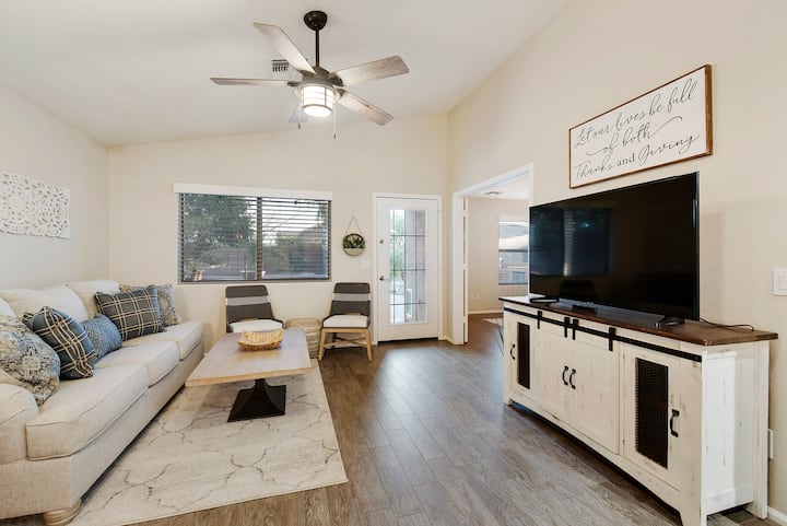 Cute 3 Bedroom Home With Outdoor Kitchen, Sleeps 6 - Surprise, AZ