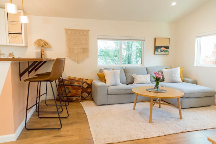 Cozy Private Bungalow- Just Minutes From The Beach - Ventura, CA