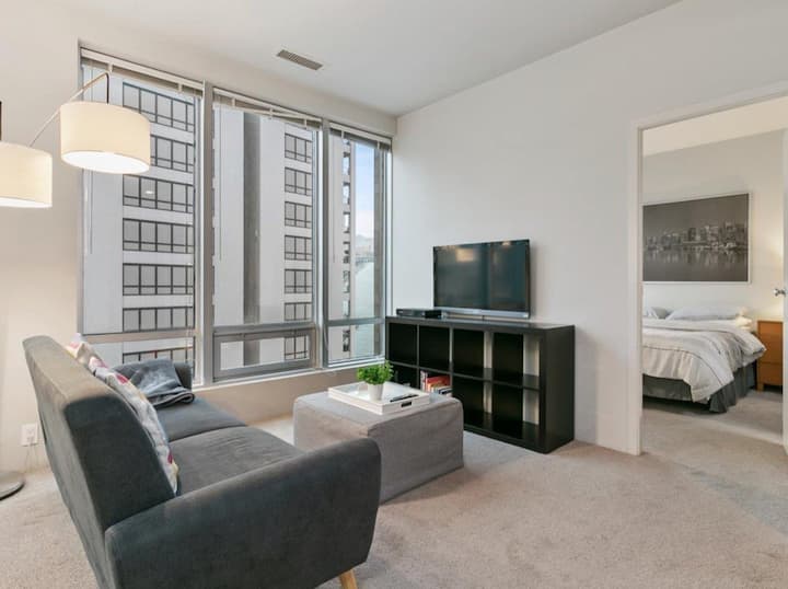 Bright 1-bedroom Condo In The Heart Of The City! - North Vancouver