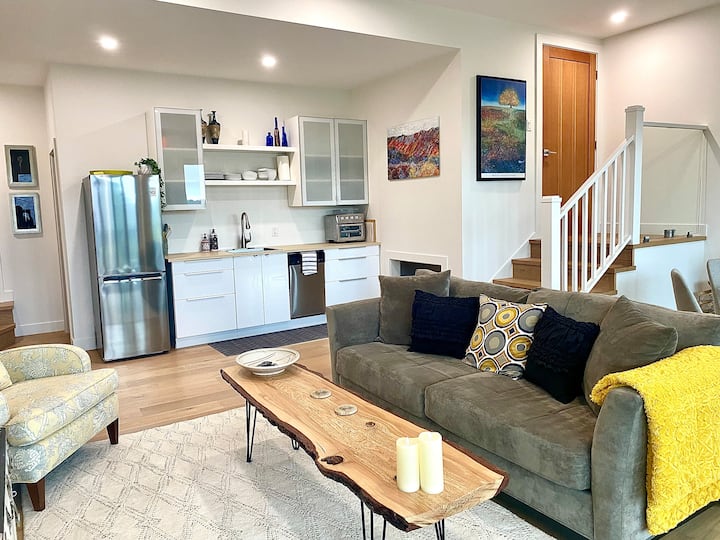 Deluxe West Coast Modern Suite With Patio & Views - Sechelt