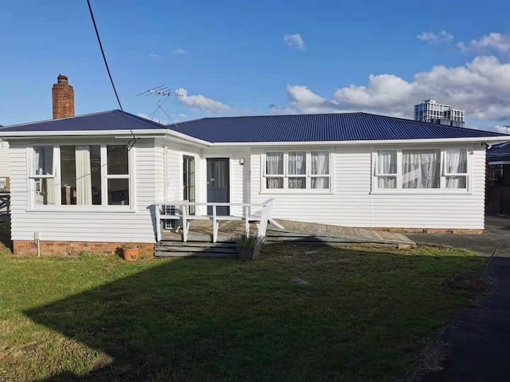 3 Bedrooms - White Weather Board  Full House - Auckland