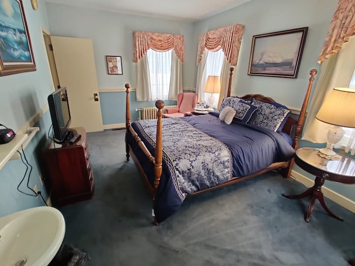 Acker Suite (1 Q. Bed+ Hot Tub) - Saginaw, MI