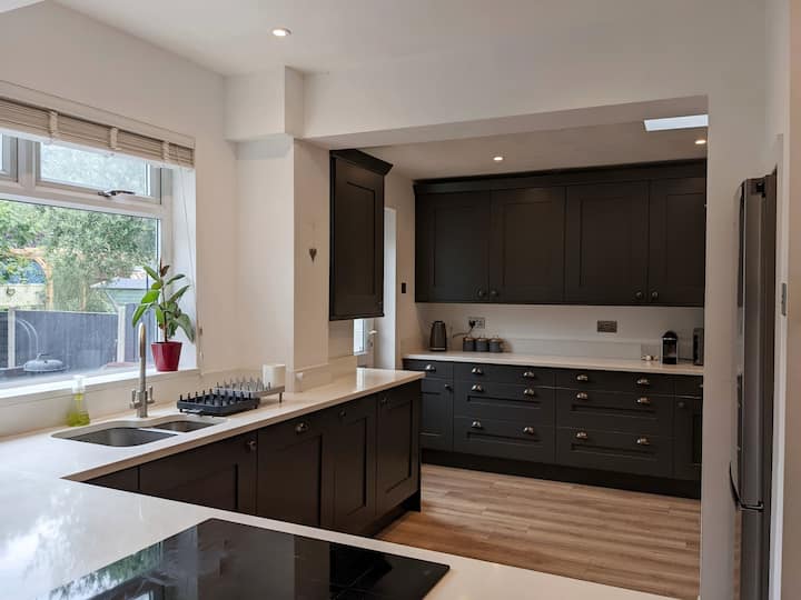 Spacious Family Home Close To The River Thames - Hampton