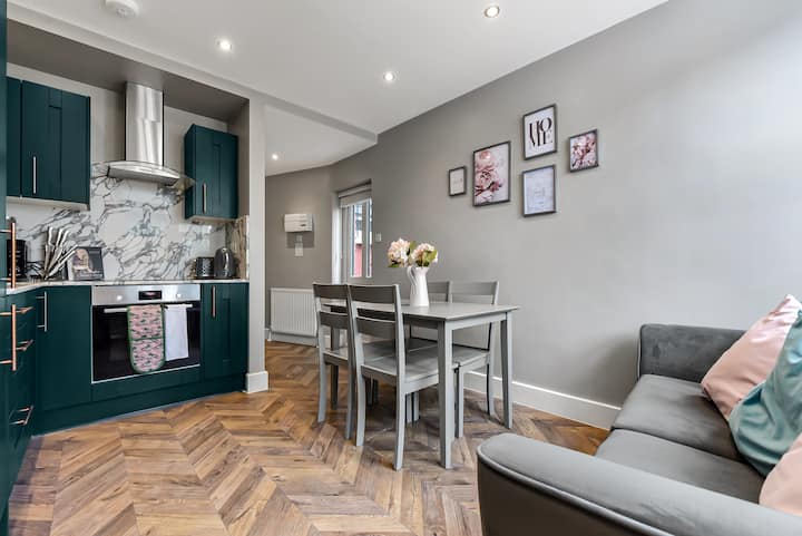 Lovely 2 Br With Grill - London