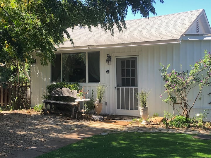 Charming Country Cottage Ojai Area/ 30 Day Minimum - Ojai, CA