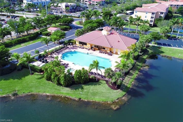 Tropical 2+ Bedroom Condo With Lake View - Fort Myers, FL