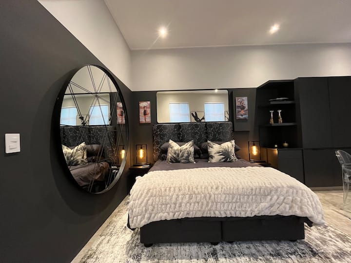 Spectacular Studio In Historical Village Centre - Franschhoek