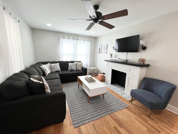 Fully Fenced Yard | Family Friendly | Sleeps 7! - Wichita, KS