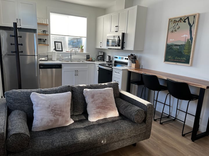 Modern 1 Br Suite “Work & Play” In Departure Bay - Nanaimo