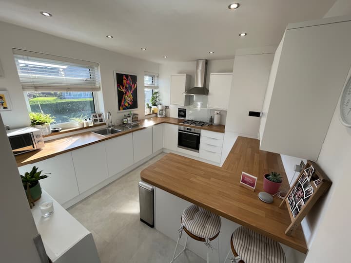 Lovely Apartment Close To City, Garden & Driveway - Edinburgh, UK