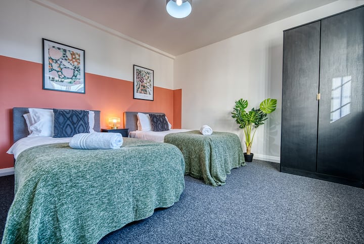 3-bedroom | Prime Location | Comfortably Spacious - Bibury