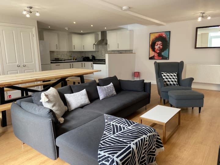 * Superb Central Cheltenham Abode * - 첼트넘