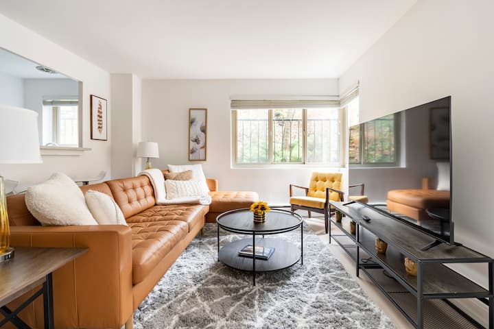 Canopy Retreat: Plush King Bed Beneath Trees. - Seattle