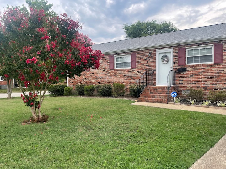 2 Bedroom Rancher With Enchanting Garden. - Hampton, VA