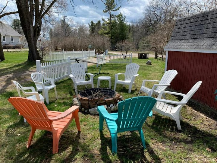 Laid Back Cottage Within Walking Distance To Lake - Tawas City, MI