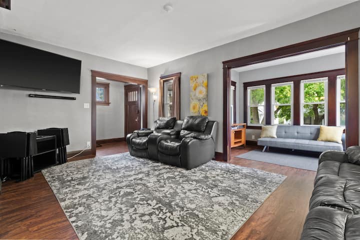 Fiserv 9 Min Away, Downtown/am Fam Field 5 Min - Milwaukee, WI
