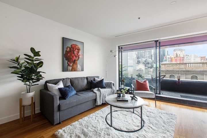 City Living Made Easy On Swanston St With Parking - Melbourne