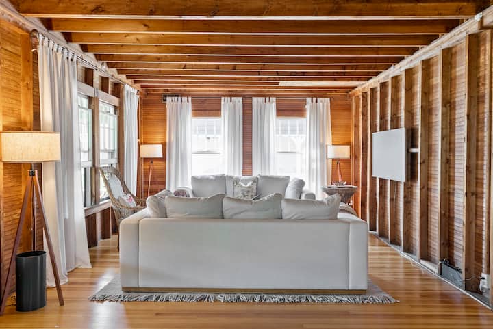 Historic Beachside Glamour - Madison, CT