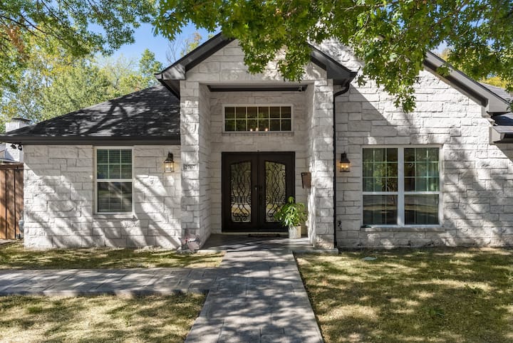 Getaway Near Downtown | Chef’s Kitchen, Hot Tub - Irving, TX