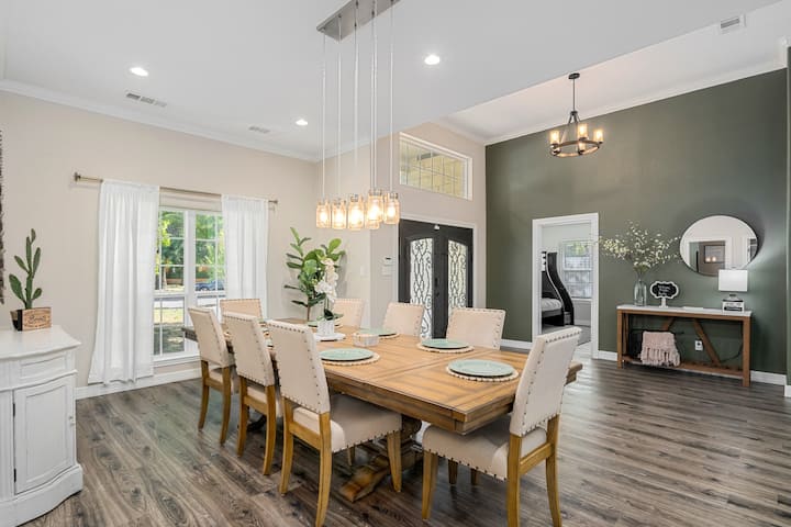 Getaway Near Downtown | Chef’s Kitchen, Hot Tub - Irving, TX