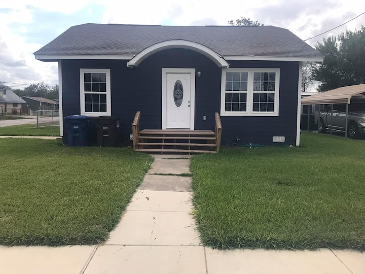 Cozy Corner 2br 1b Near Lackland, Ft Sam, Downtown - Mission del Lago - San Antonio