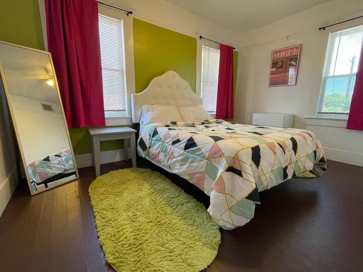 Traveler Home In Heart Of Fresno (Room 4) - Fresno, CA