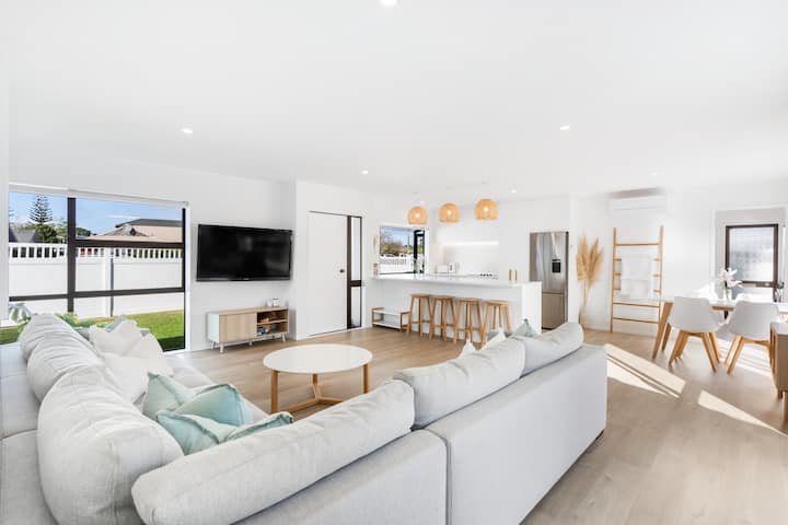 Modern Beach House - 200m From Orewa Beach! - Waiwera