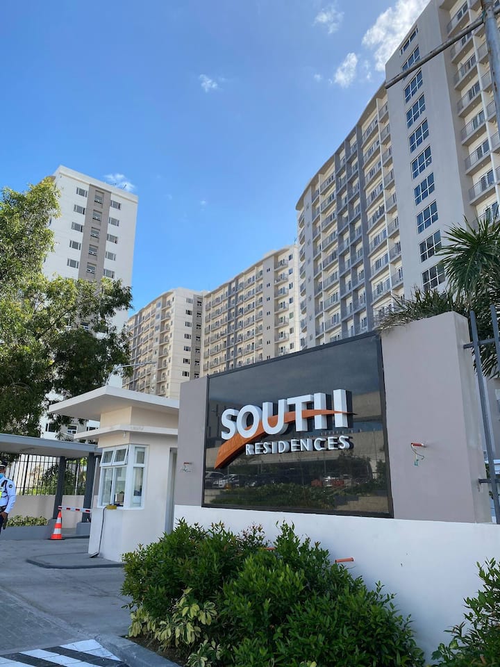 Simple 2-bedroom Condo With Pool & Amenities - Las Piñas