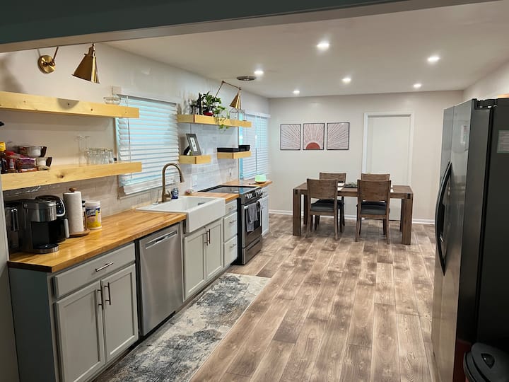 Centrally Located Modern 2 Bedroom House. - Springfield, MO