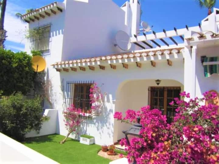 Beautiful 2 Bedroom Bungalow With Communal Pools - Playa Flamenca