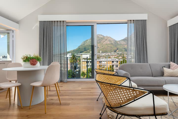 Sun-drenched Apartment With Mountain Views - Cape Town