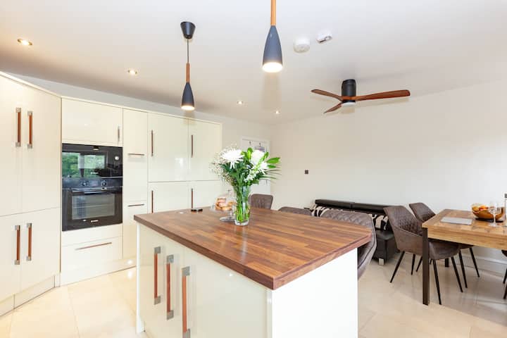 Modern 4 Bedroom Family Home With Driveway Parking - Oxford