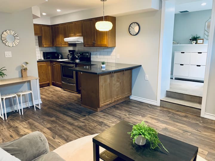 Charming Basement Suite In Heart Of Old Newmarket - Newmarket