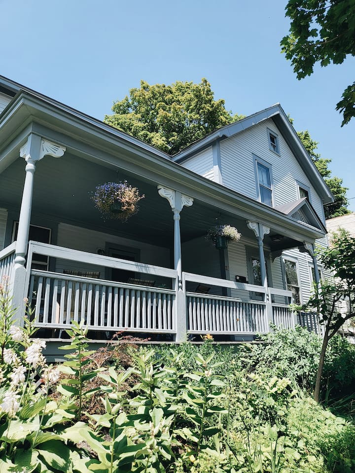 Large Centrally Located 3 Bedroom Apartment - Burlington, VT