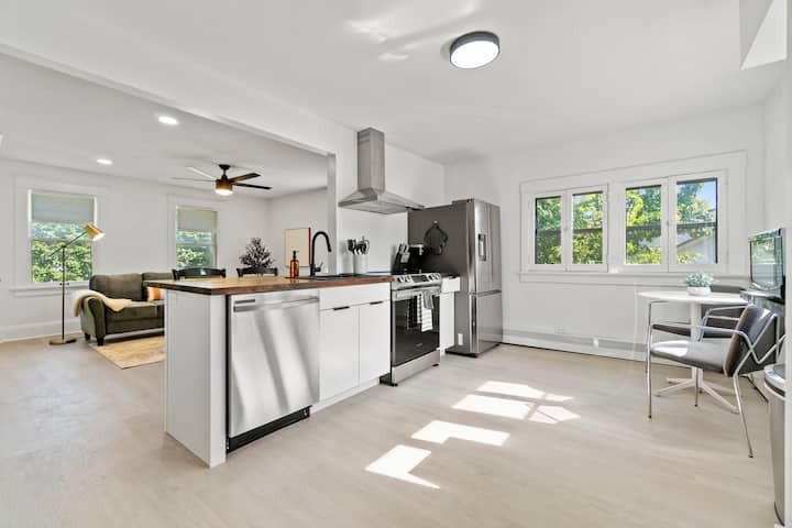 Spacious 1 Bd/1 Bath Modern Apt. - Fort Wayne, IN