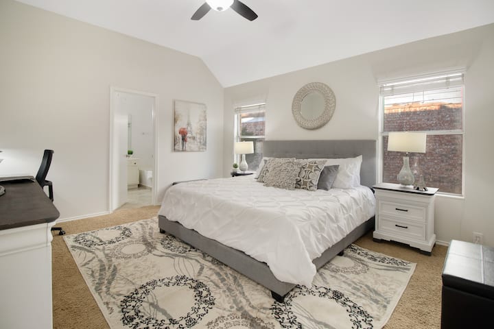 Cozy 3br/2b-2 Car Garage- Home Office Longstays - Grand Prairie, TX