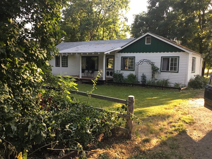 Vintage Farm House, Sleeps 4, Peaceful, Quite - Oregon Caves