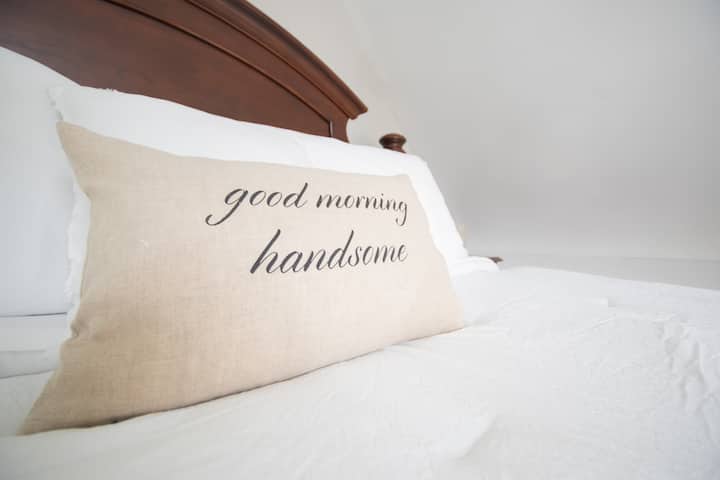 Quaint Home With Tempur-pedic King Beds - 渥太華