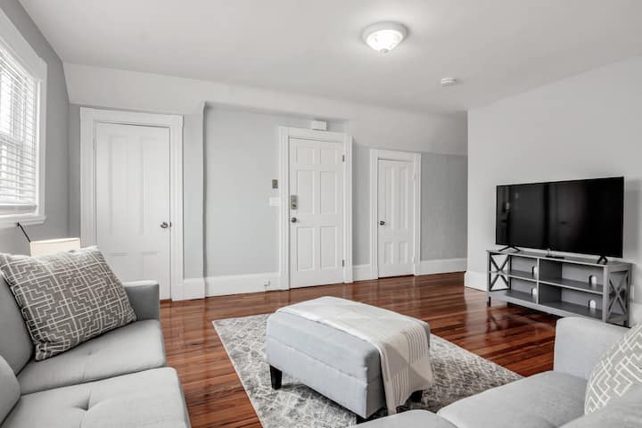 Lovely 2 Bedroom Condo In Medford Near Tufts - Somerville, MA