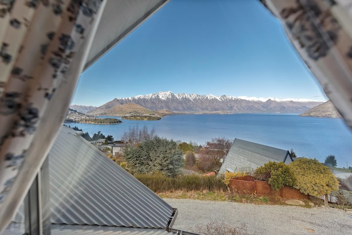 Stunning Lakeview And Mountain Family Retreat - Queenstown