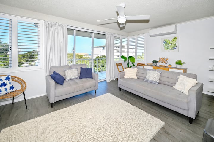 Spacious 3 Bedroom Delight - Shops & Beaches Zg1 - Golden Beach